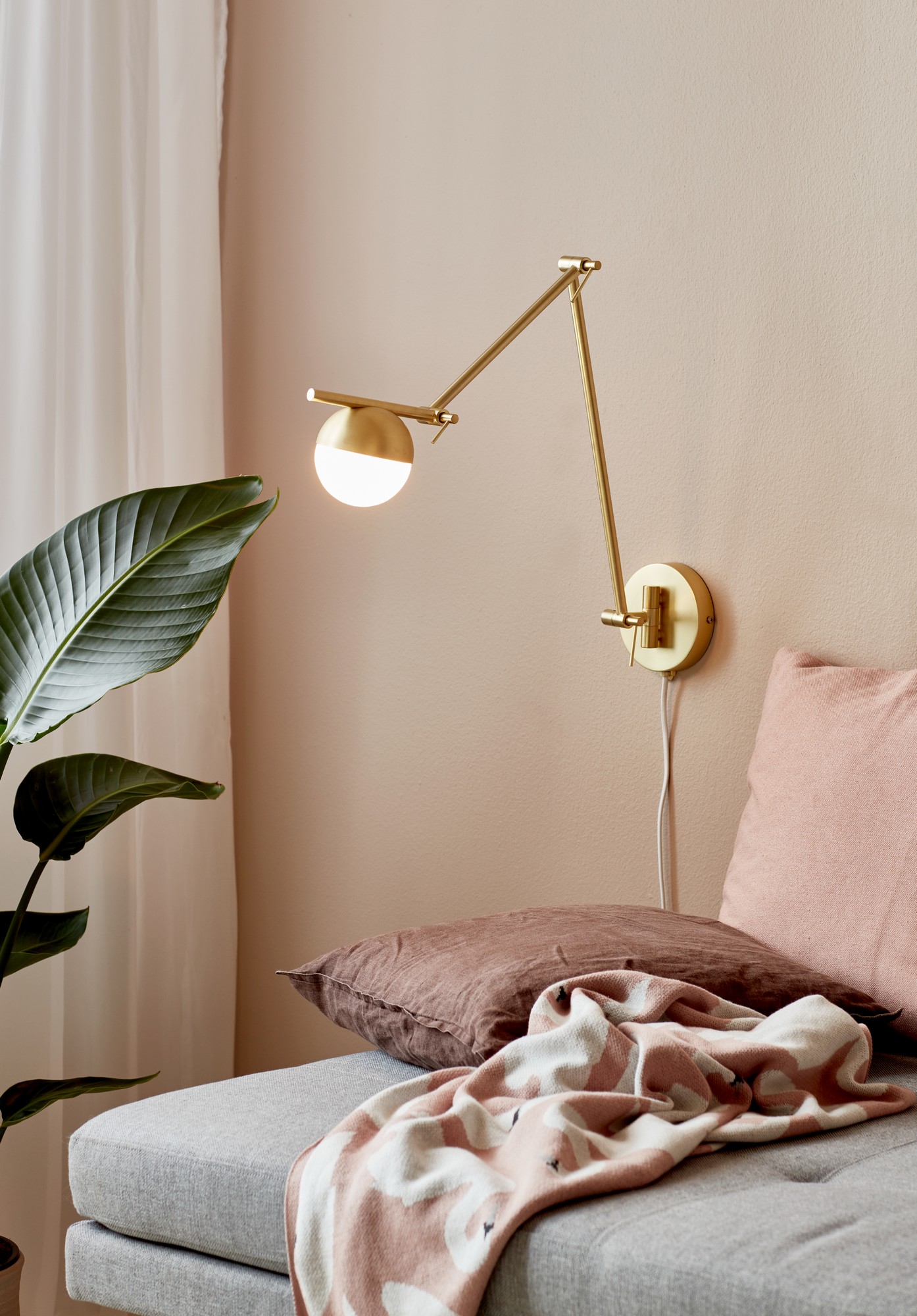 Contina | Wall light | Brass
