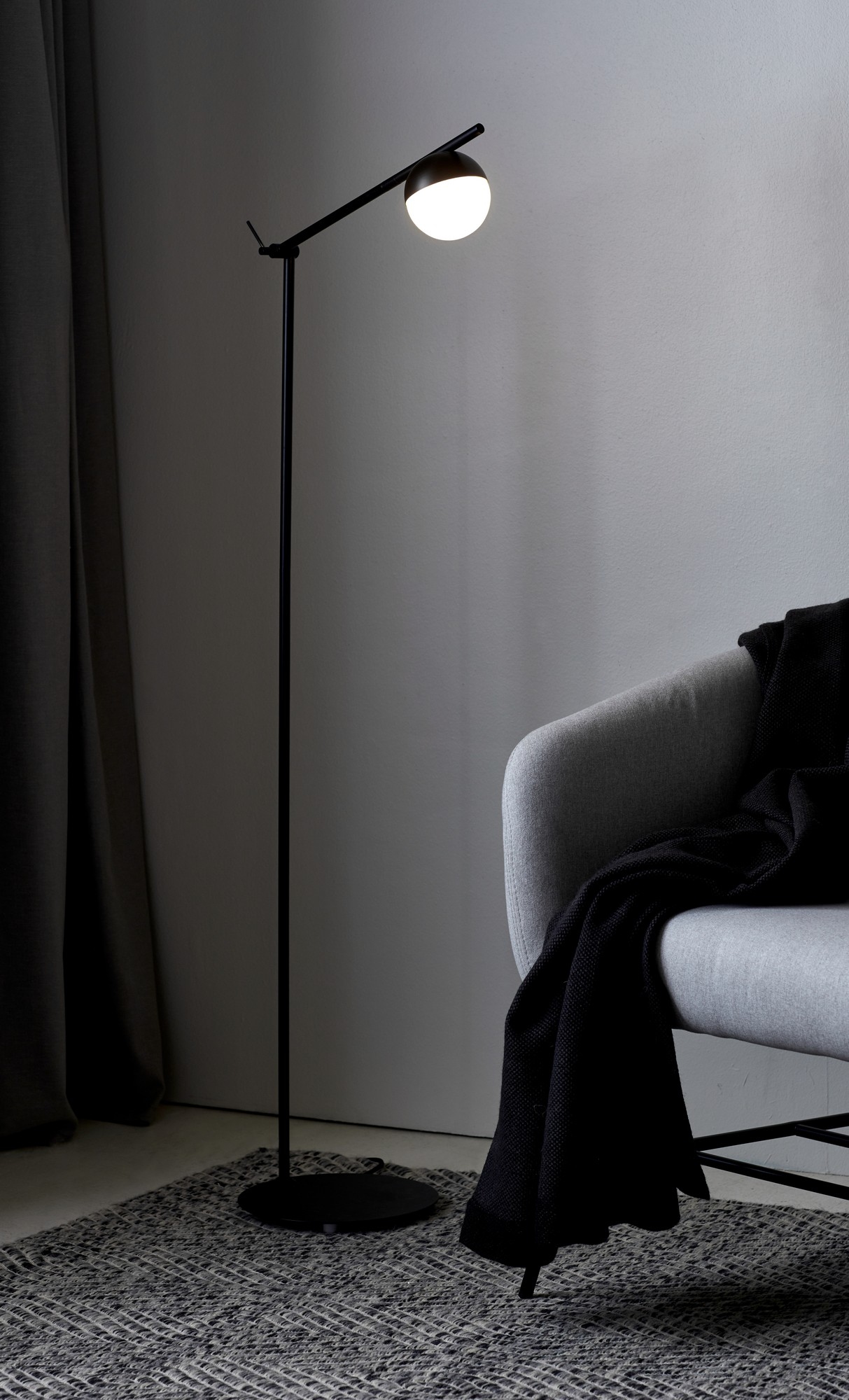 Contina | Floor lamp | Black