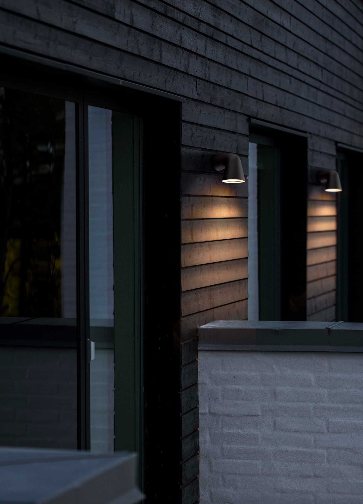 Front Single | Wall light | Black